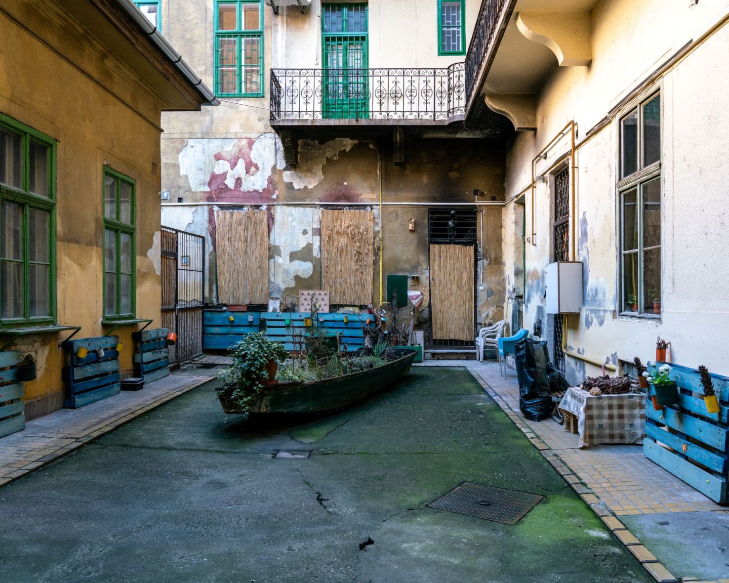 A Boat in the the Courtyard of Dob utca 80! – Buildings Tell Tales