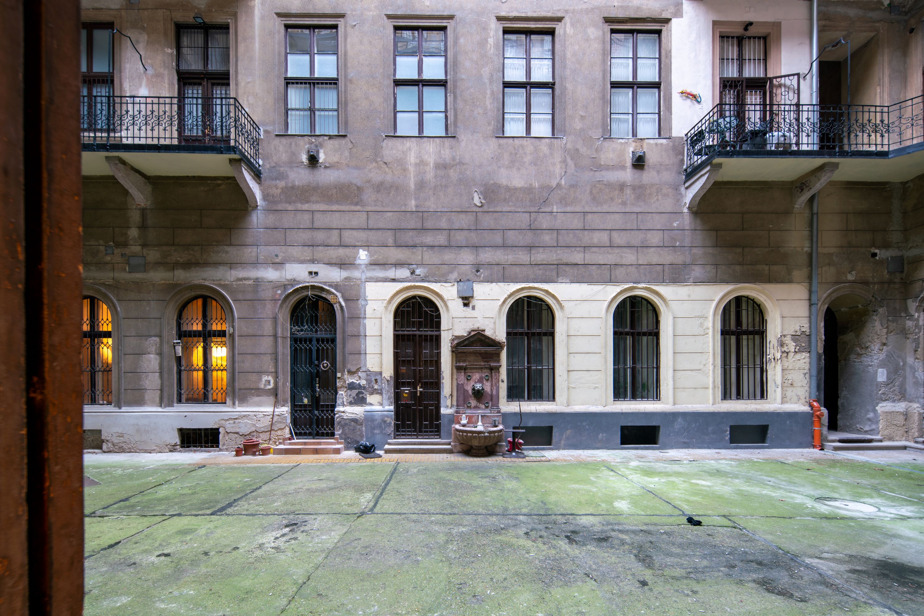 Fő utca 4 : A Residential House built for the former “Buda Commercial ...