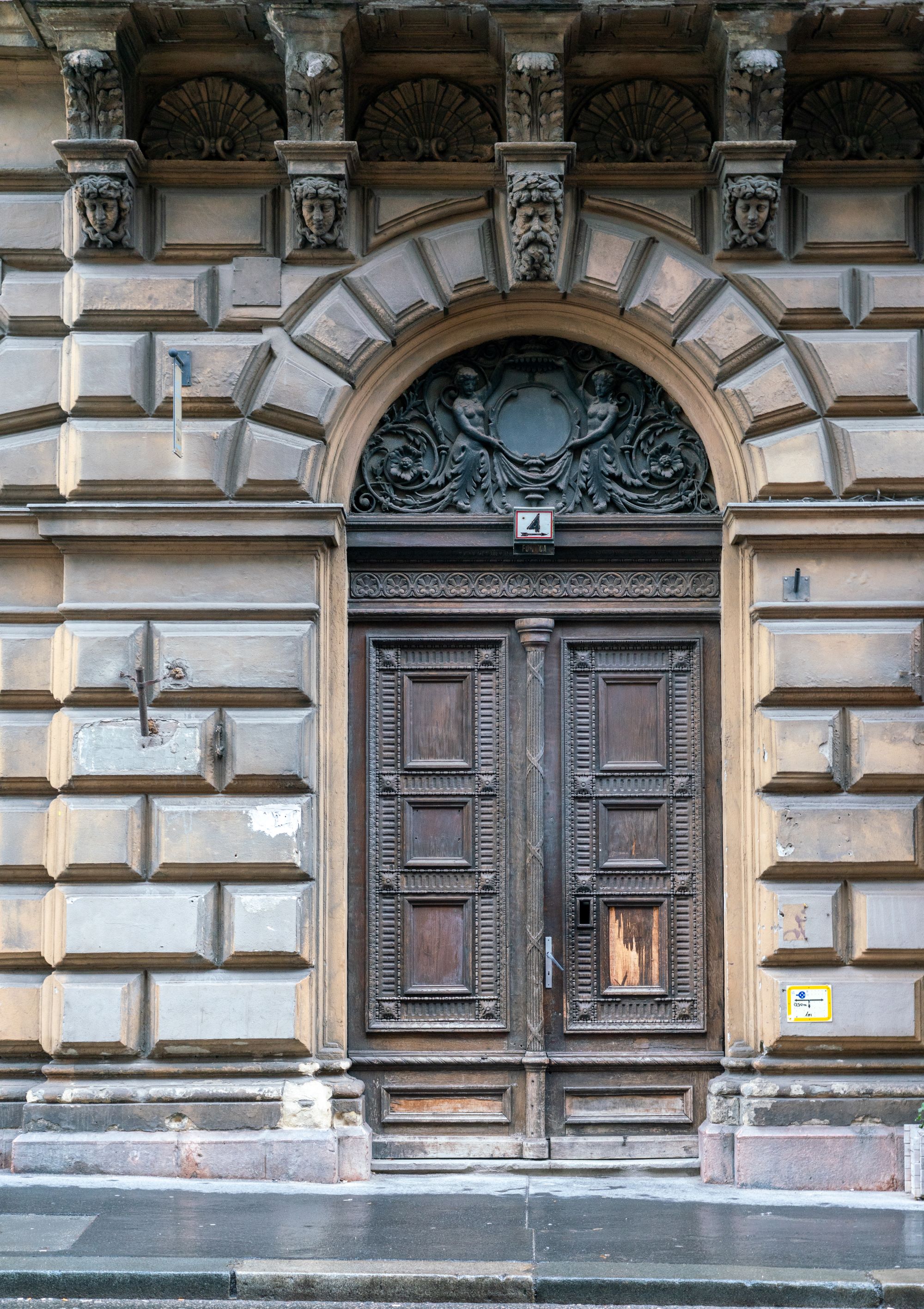 Fő utca 4 : A Residential House built for the former “Buda Commercial ...