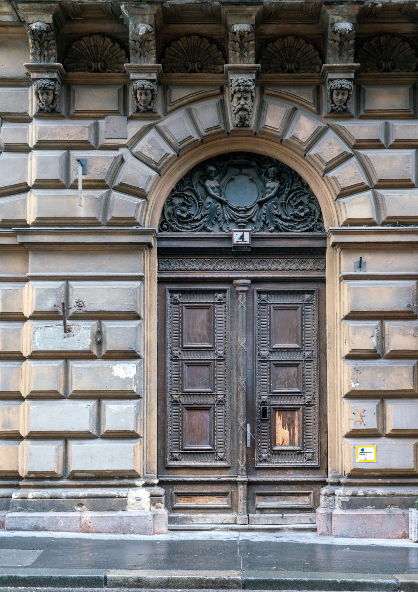 Fő utca 4 : A Residential House built for the former “Buda Commercial ...